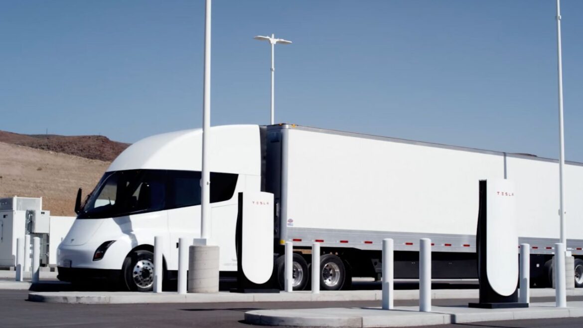 Tesla’s electric Semi-Truck takes on a diesel big rig - CyberGuy