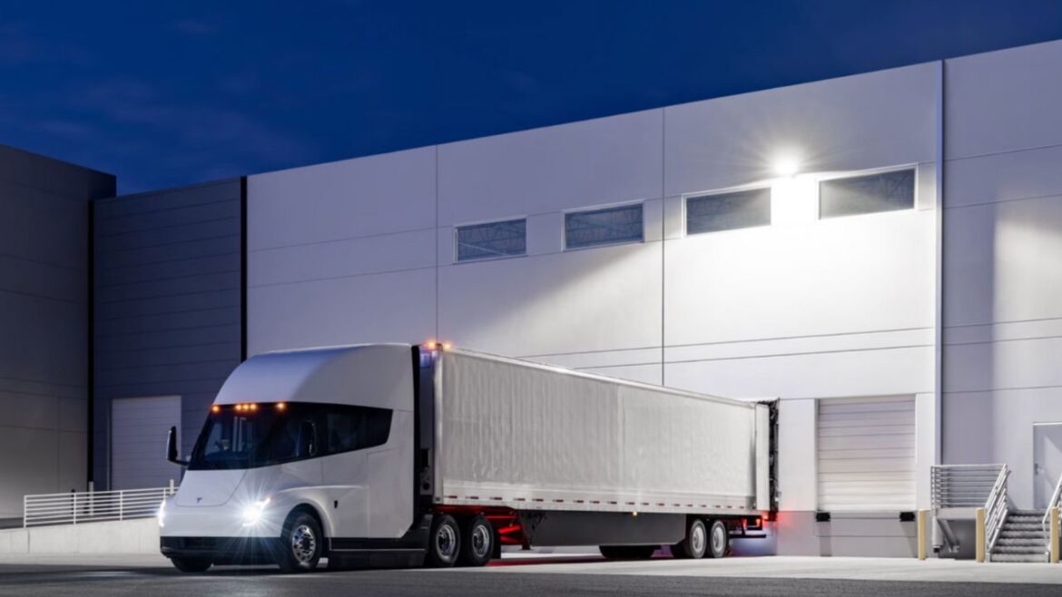 Tesla’s electric Semi-Truck takes on a diesel big rig - CyberGuy
